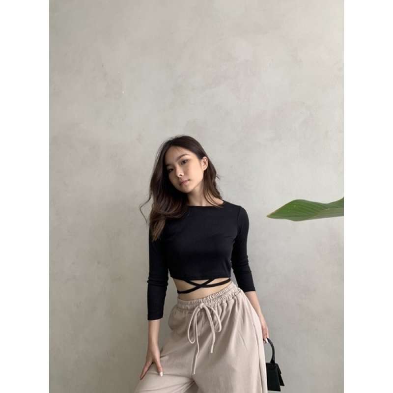 10 Ide OOTD Crop Top and Jeans, Bikin Keren! - Blibli Friends