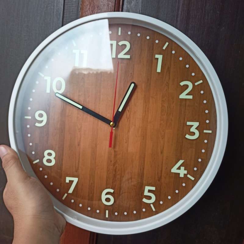 Promo Jam dinding motif kayu glow in the dark sweep detik halus bisa ...