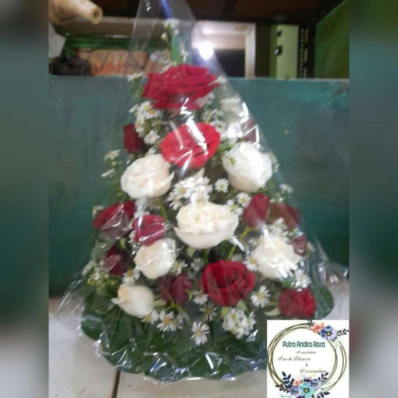 Jual RANGKAIAN MEJA BUNGA ROSE PUTIH MERAH VARIASI PIKOK PAKIS di ...