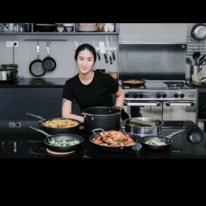 Jual Panci Set Supra Edition Black Signature 8 pcs Chef Renata Moeloek ...
