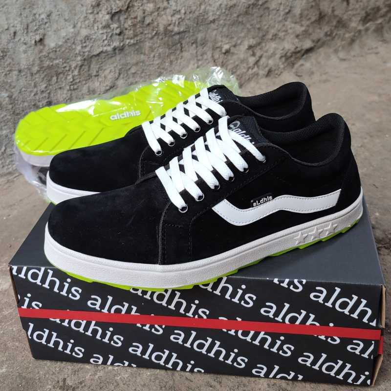 Promo Sepatu Sneakers Pria Original Hitam Putih Sneaker Casual Cowok ...