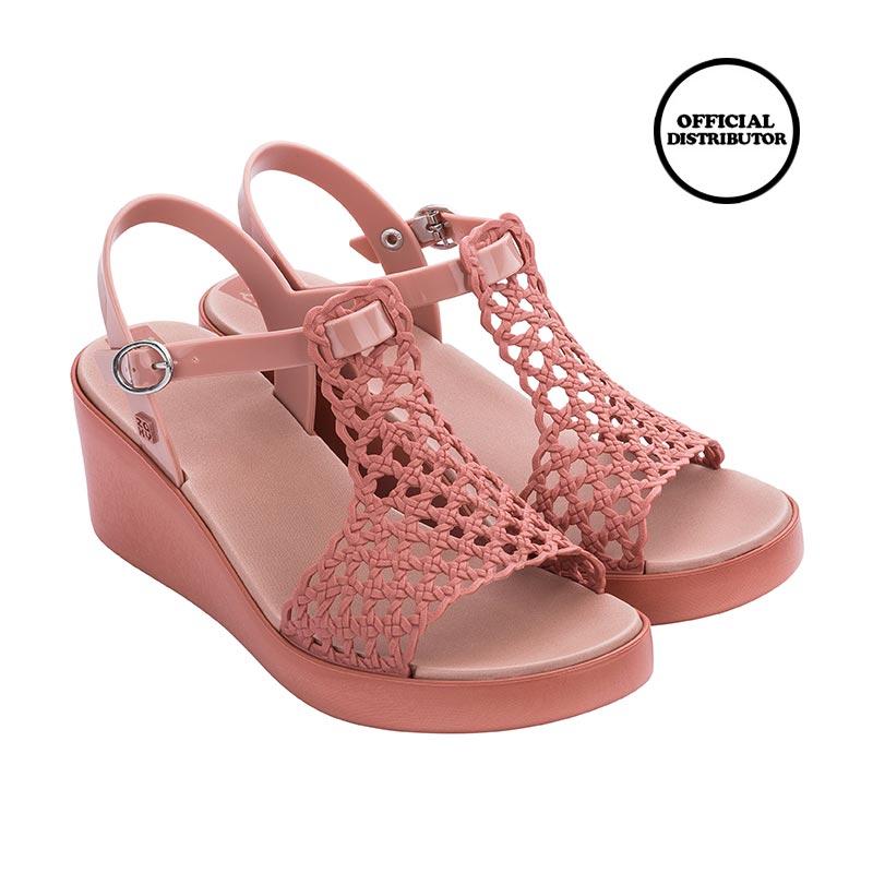 Makin Chic dengan Deretan Sepatu Wangi Berbahan Jelly