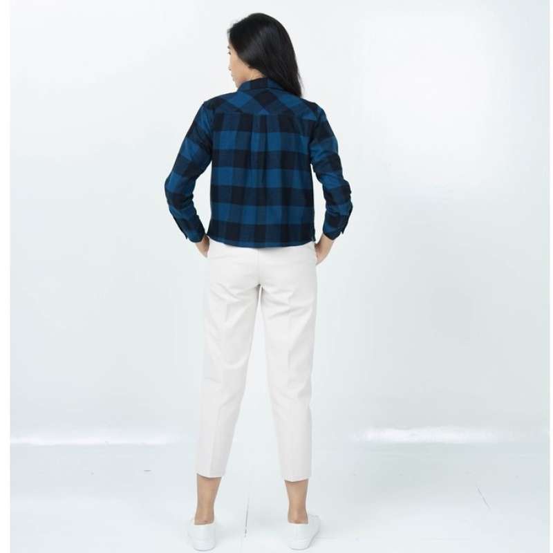 7 Inspirasi OOTD Hijab Kemeja Kotak-Kotak Biru - Blibli Friends