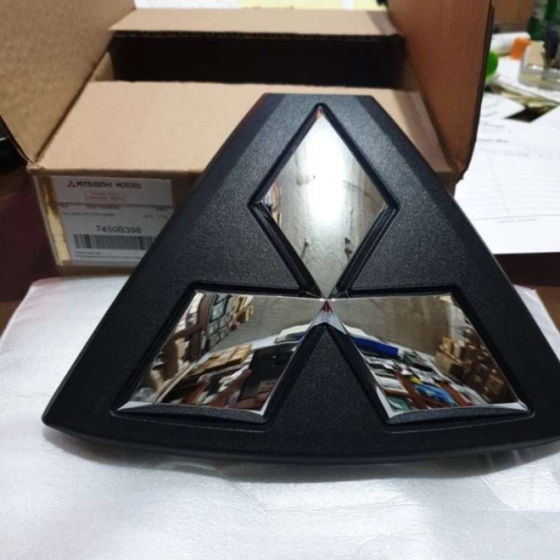 Promo base emblem grille depan all new pajero sport facelift 2022 ...
