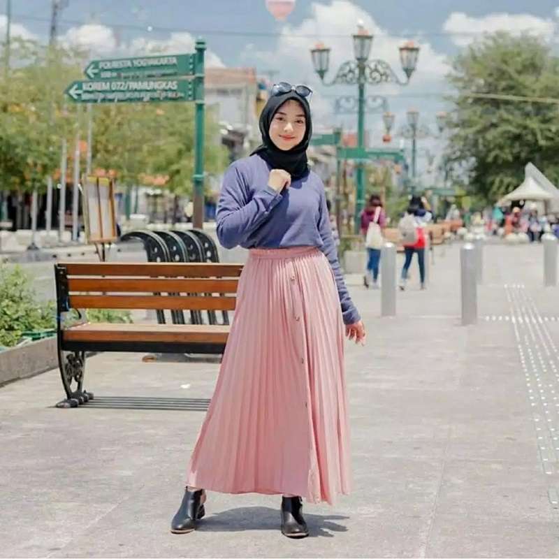 11 Outfit Hijab Rok Plisket, Wajib Banget Dicoba! - Blibli Friends