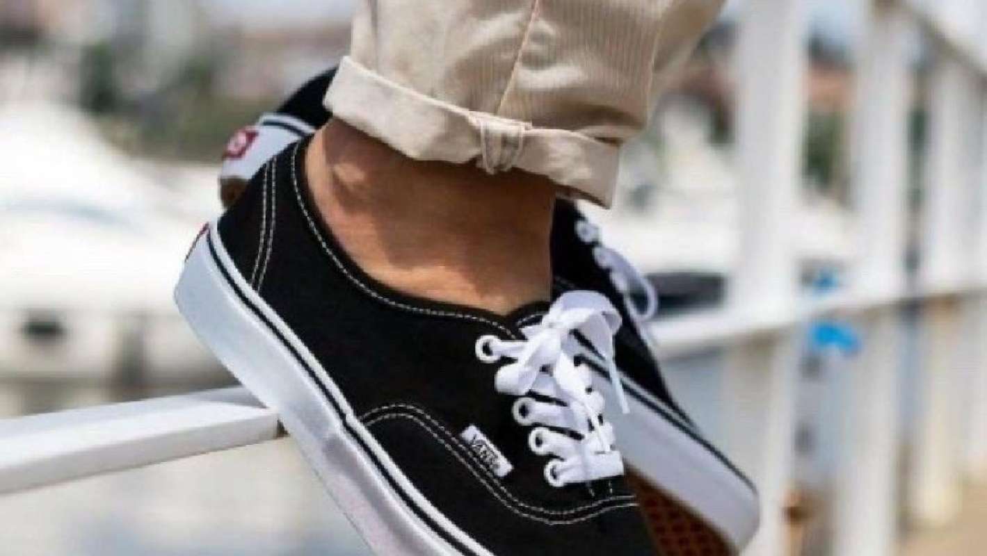 Sepatu Vans Authentic Hitam