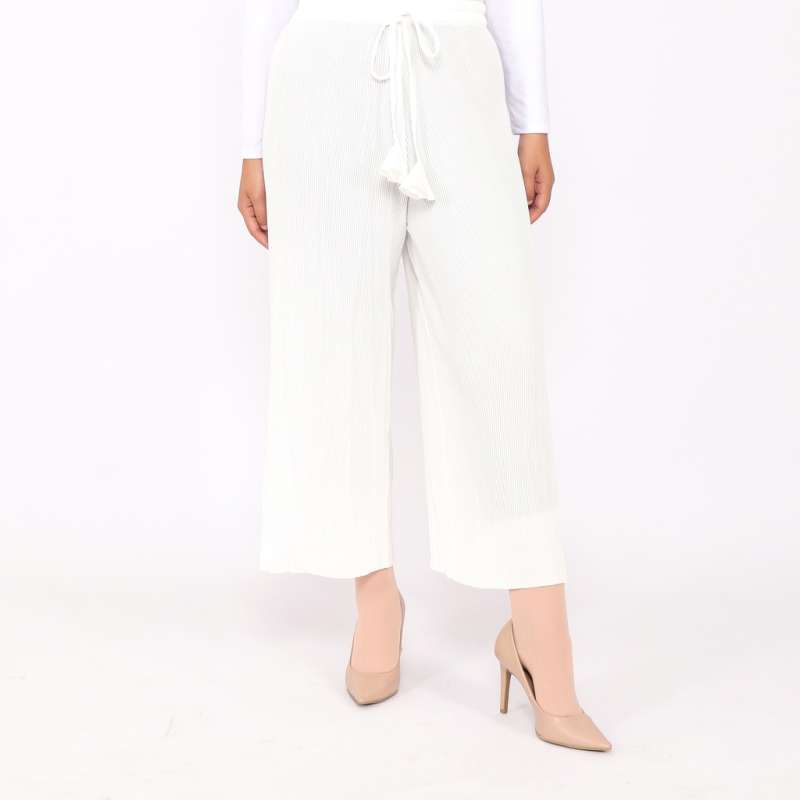 Inspirasi Mix and Match Celana Kulot Putih Untuk Berbagai Acara