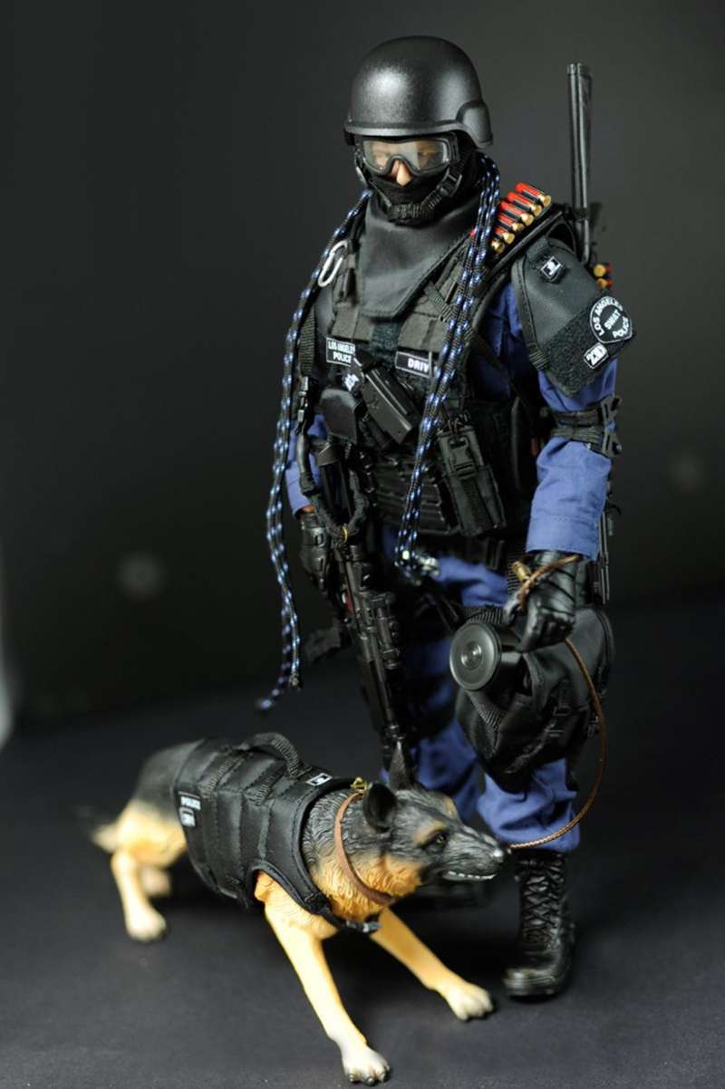 Jual 1/6 SWAT Police Door Breacher & Attack Dog Action Figure Toys di ...