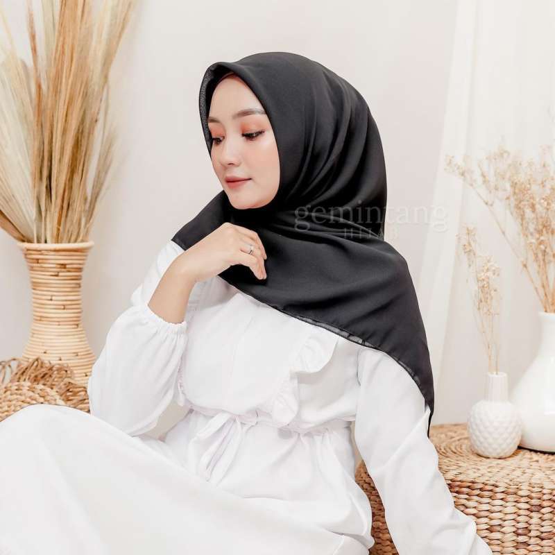 Jual KERUDUNG SEGI EMPAT POLOS HITAM / HIJAB SEGI EMPAT POLOS HITAM di ...