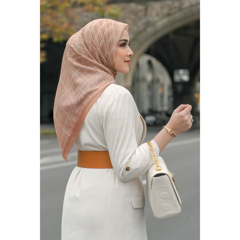 Jual Buttonscarves Louvre Extended Square - Mahogany Rose Di Seller ...