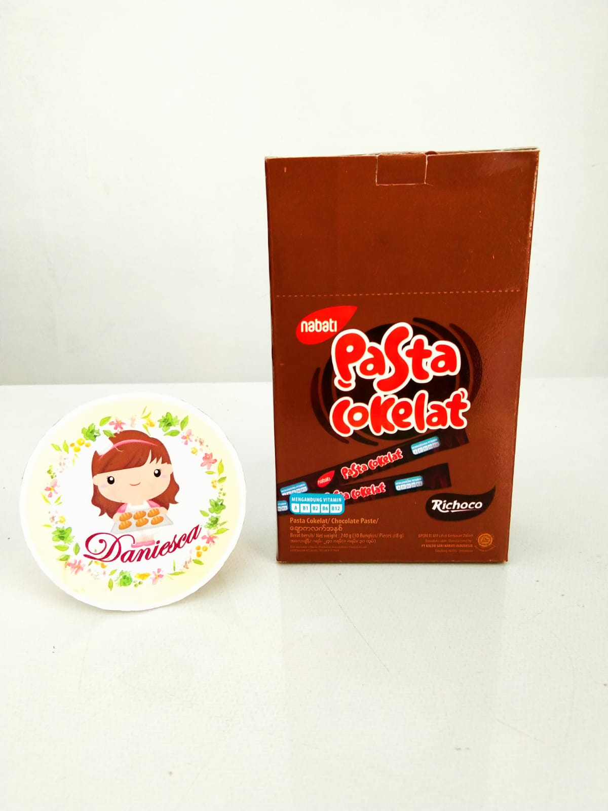 Jual sekotak biskuit coklat wafer produk NABATI RICHEESE RICHOCO ROLLS ...