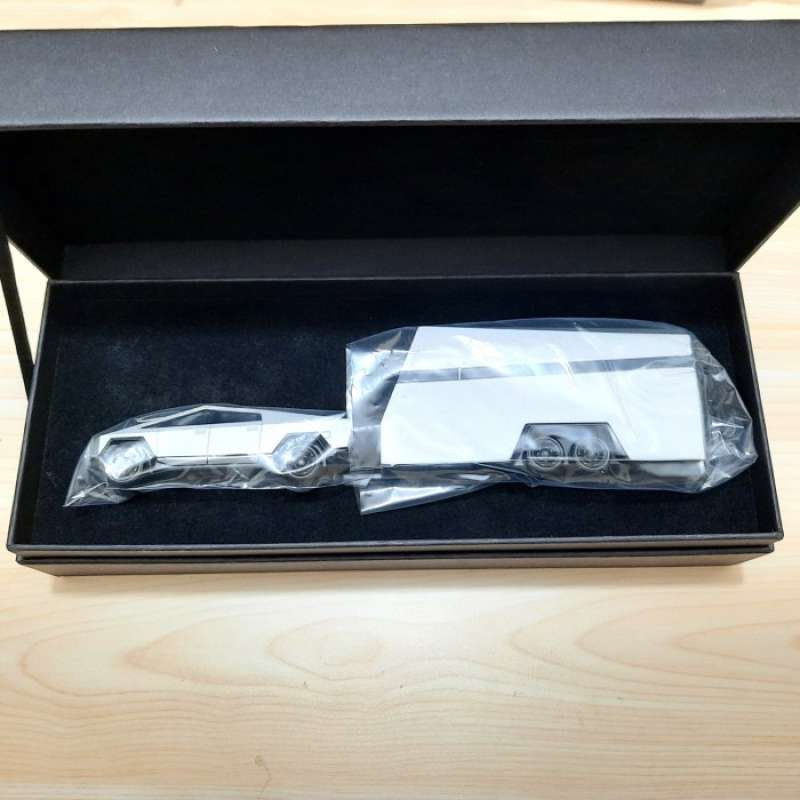 Promo Tesla Cybertruck box deluxe Xcartoys skala 64 diecast Diskon 23% ...