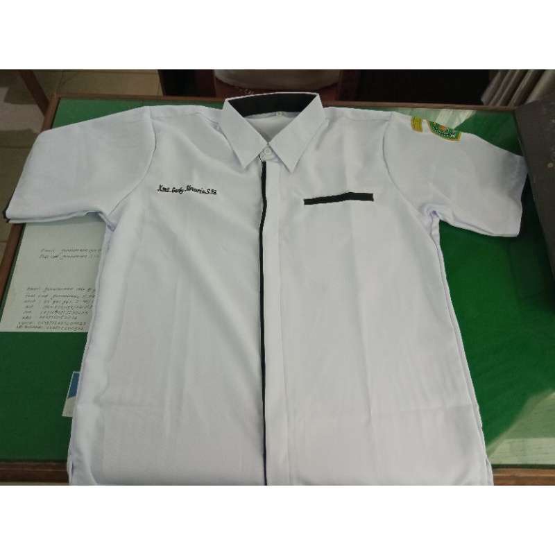 Jual Kemeja Pria Dinas Putih List Hitam Pendek / Baju Kantor / Baju ...