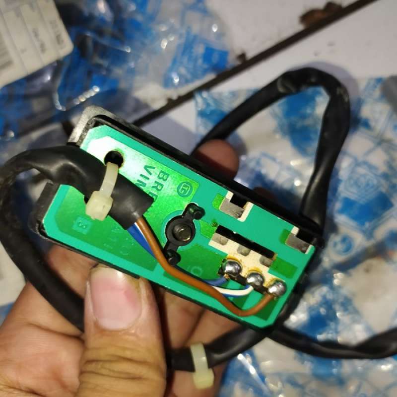 Promo Saklar Sein Vespa Excel Exclusive Kabel 3 Original Nos Piaggio Italy Diskon 23% di Seller ...