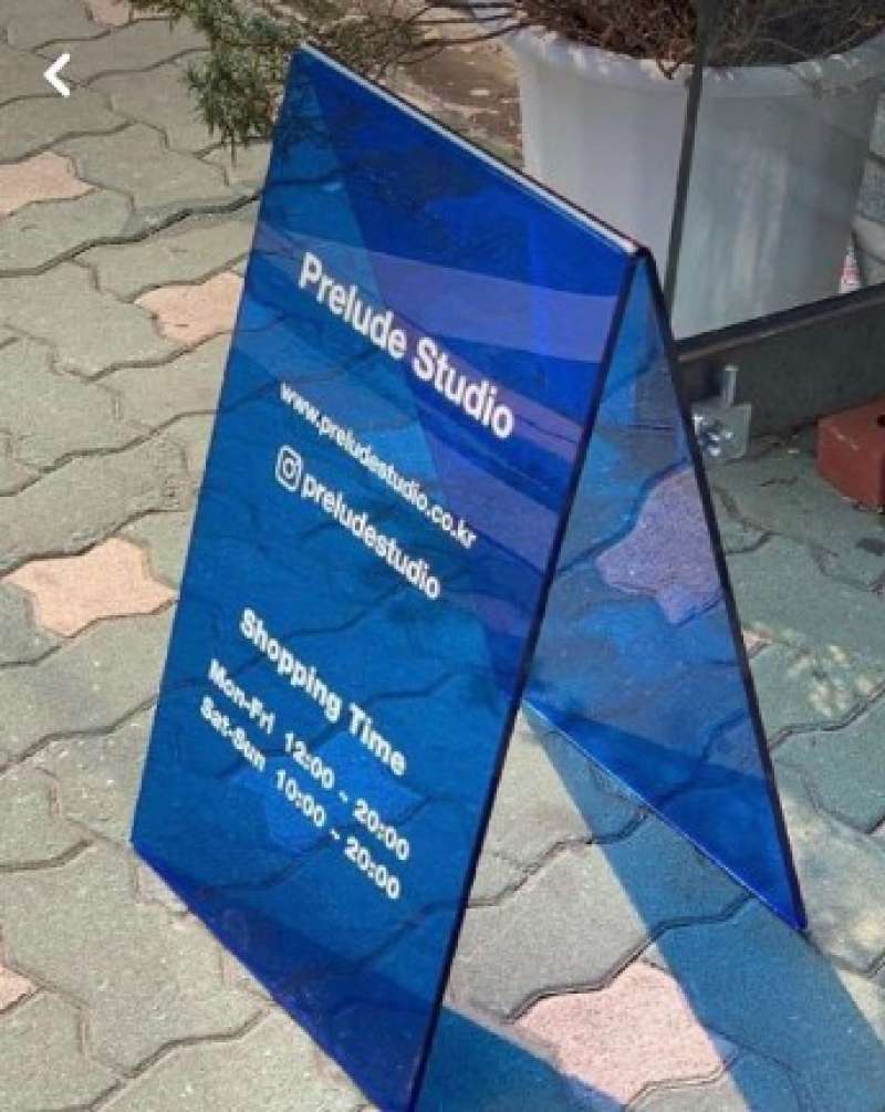 Jual Akrilik Standing Segitiga Papan Nama Toko Berdiri Di Jalan - Biru ...