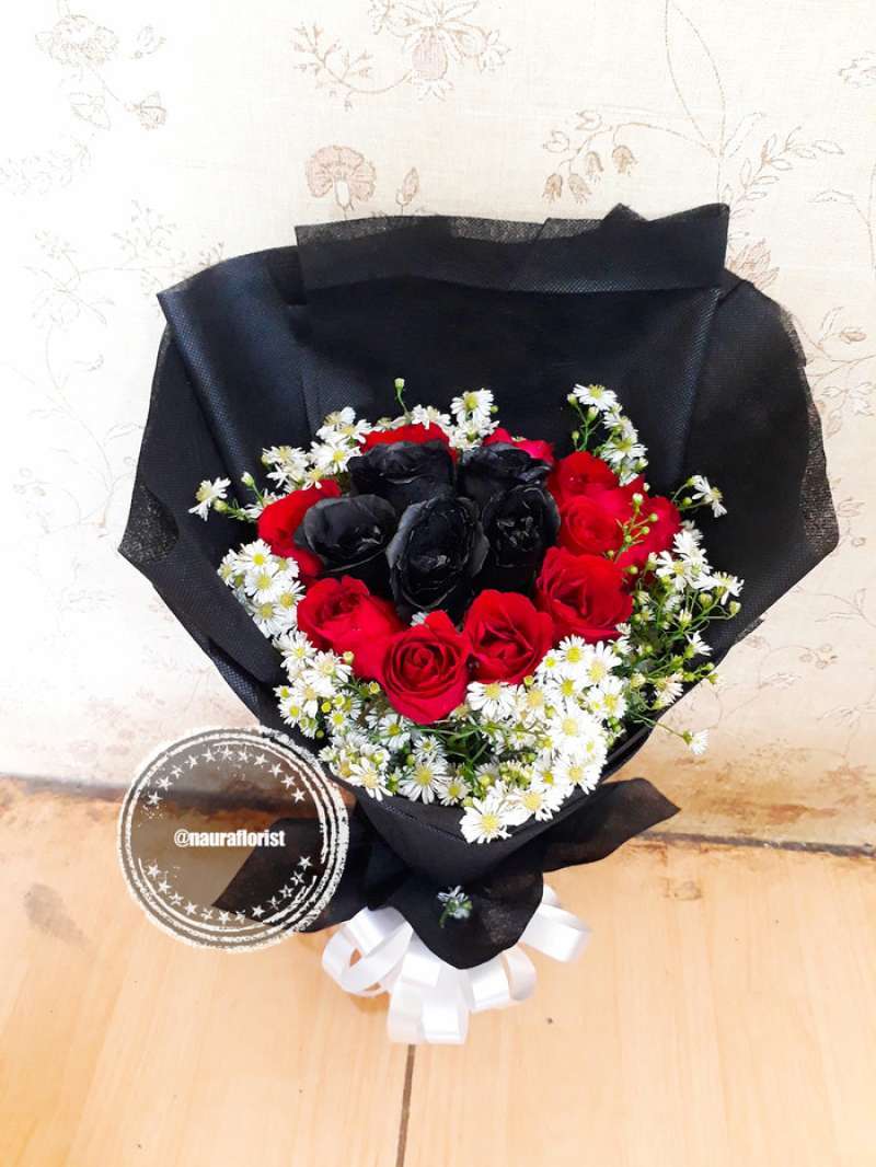 Promo Kado Bunga/bunga Wisuda/buket Bunga/mawar Hitam Diskon 23% Di ...