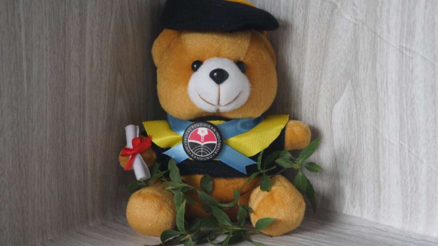 Jual Boneka Beruang Plus Toga Wisuda Upi Ukuran Standar Di Seller ...