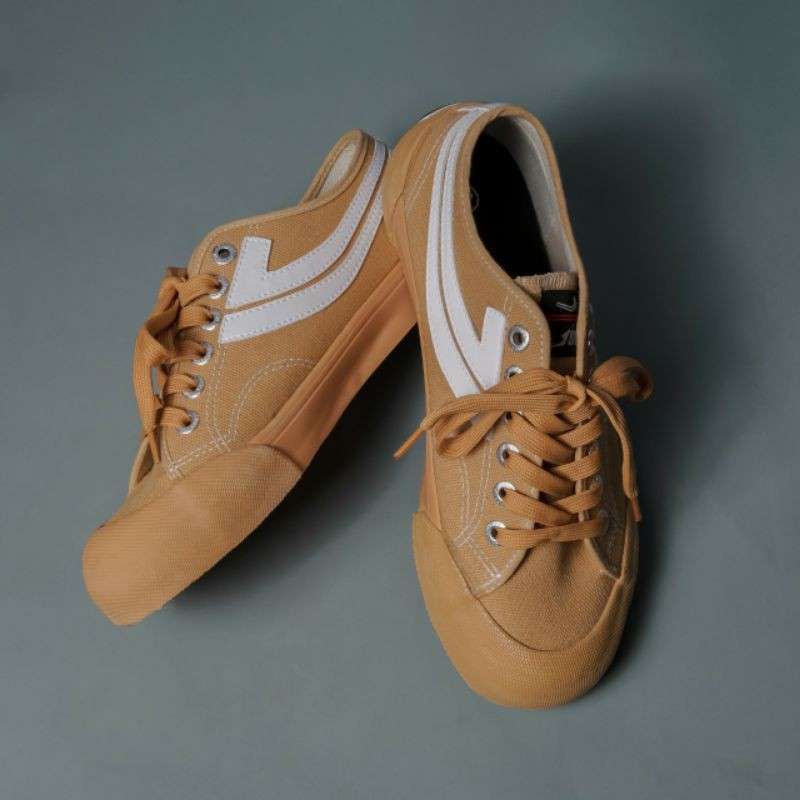 Jual Sepatu Sneakers Kanvas Pria Johnson Galaxy Pro Lowcut (LC) Beige ...