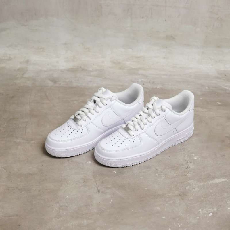 Jual Sepatu Nike Air Force 1 Triple White Sneaker 100% Original - 42.5 ...