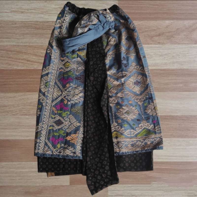 Jual Busana Adat Bali Pria Set Kain Bali Dan Ikat Kepala Topi Khas Bali ...