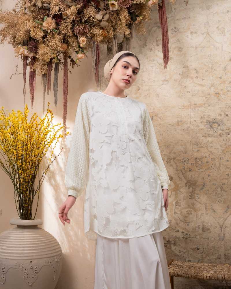 Promo Heaven Lights - Caspian Tunic Privé - Tunik Putih Wanita Muslim ...