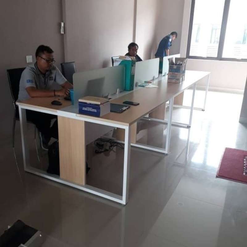 Jual Meja Uno Partisi Kantor Workstation Staf 4 Orang Seater Kaca Metal ...