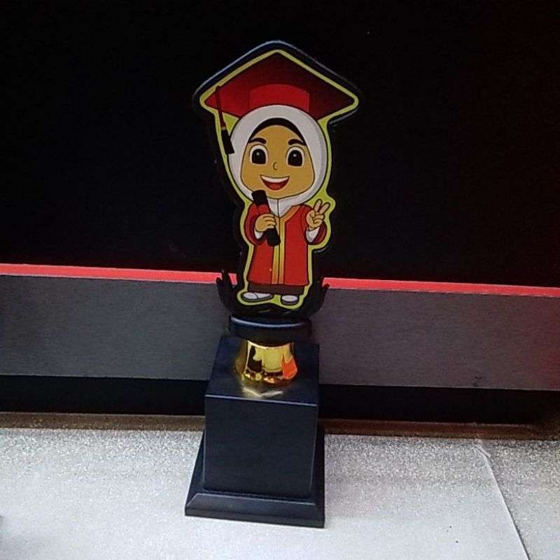 Jual piala figur motif wisuda Untuk TK Satuan (1 BH ) - Laki-laki di ...