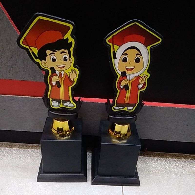 Jual piala figur motif wisuda Untuk TK Satuan (1 BH ) - Laki-laki di ...