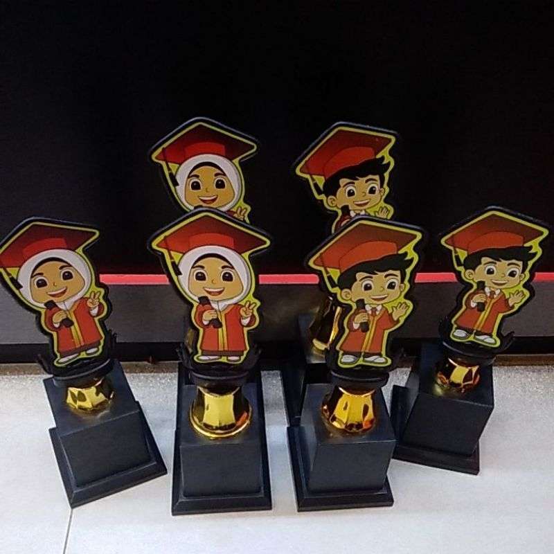 Jual piala figur motif wisuda Untuk TK Satuan (1 BH ) - Laki-laki di ...