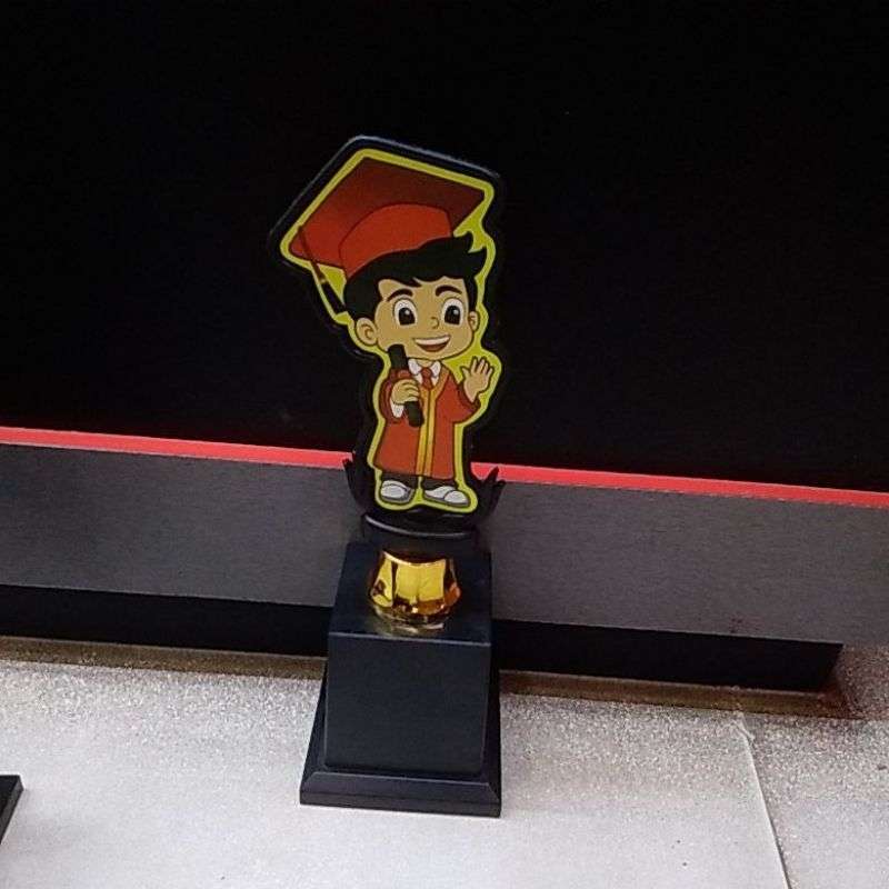 Jual piala figur motif wisuda Untuk TK Satuan (1 BH ) - Laki-laki di ...