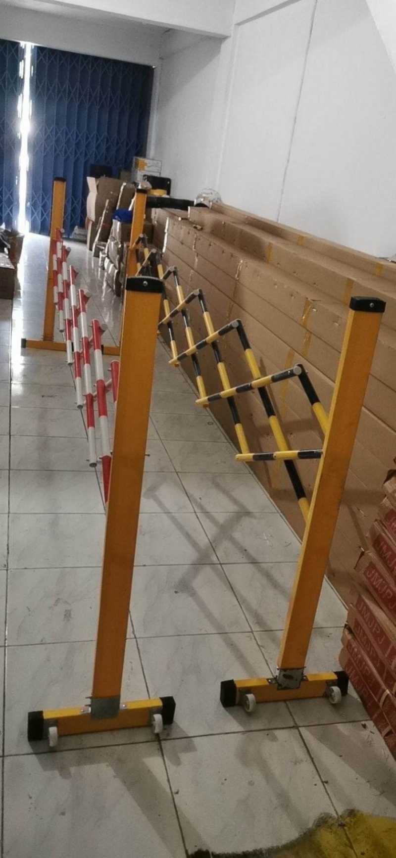 Jual Portable Barrier Gate Expandable / Security Road Pembatas Jalan ...