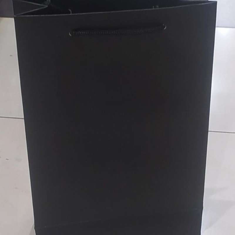 Jual Paper Bag Hitam Doff Bahan Super Tebal Ukuran Tanggung Isi 12 Pcs ...