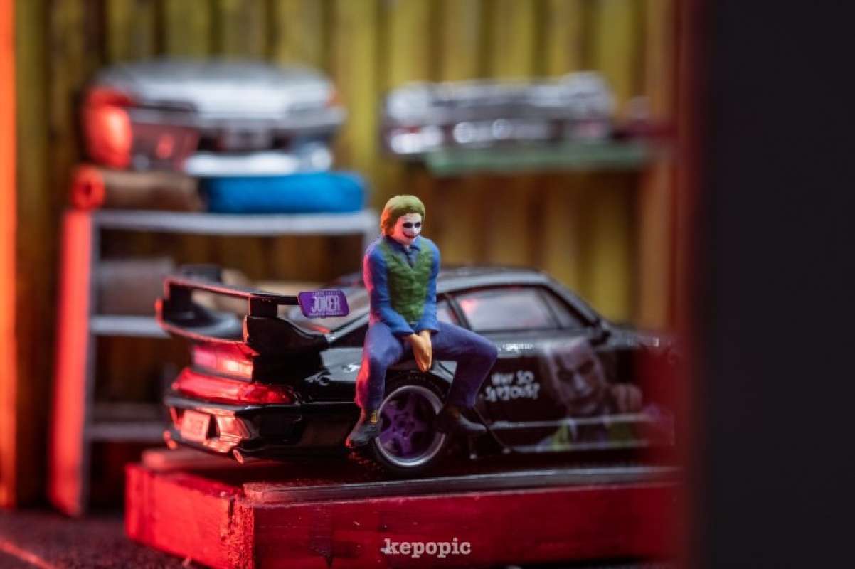 Promo Figure joker duduk skala 1/64 hotwheels inno 64 tarmac KS50 ...