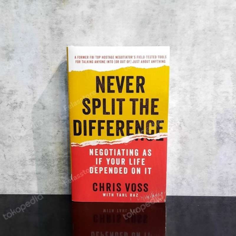 Promo Never Split The Difference Diskon 27% Di Seller Huka Shop - Kebon ...