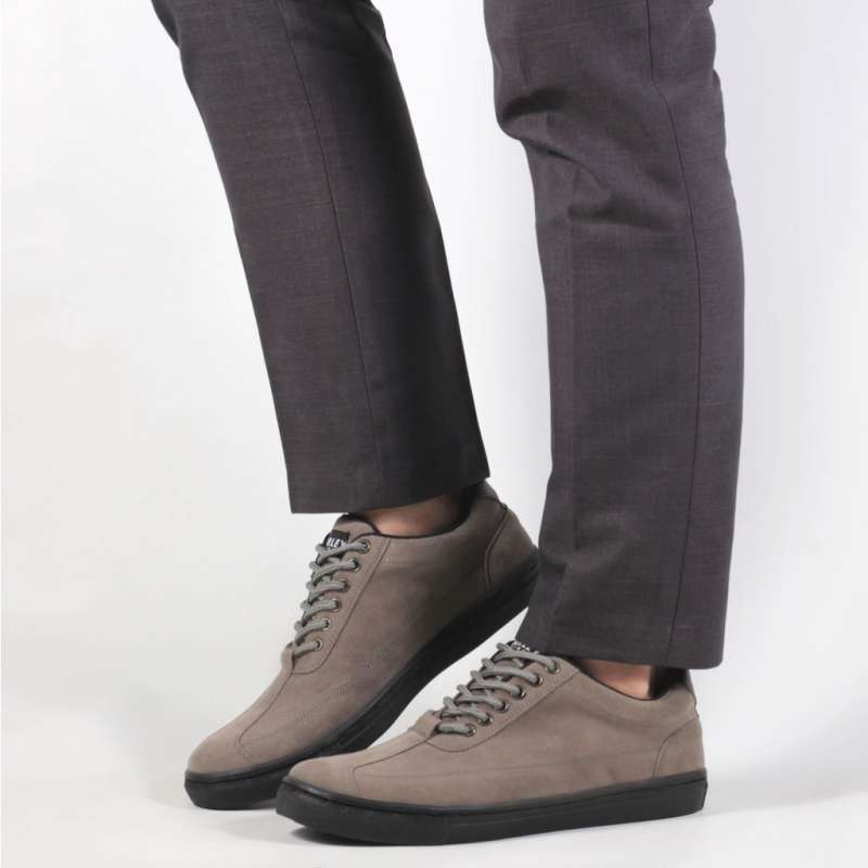 Promo Sepatu Sneakers Pria Casual Kets Kerja Kantor Kerja - Gavin 24 Warna Abu Bahan Suede - 43 ...