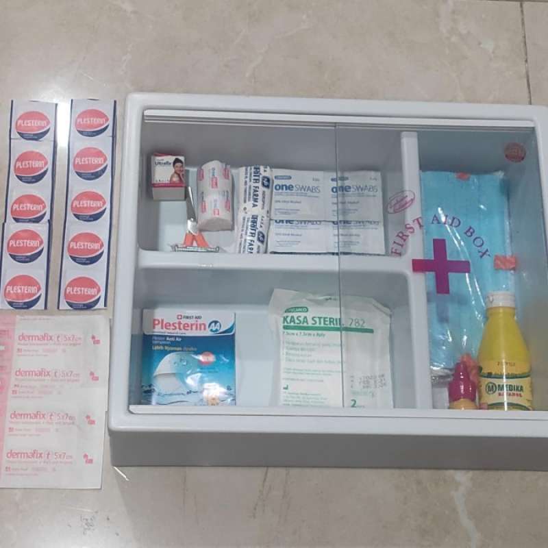 Promo Kotak Obat P3K Dinding Besar Dan Isi Lengkap New - LENGKAP+SENTER ...