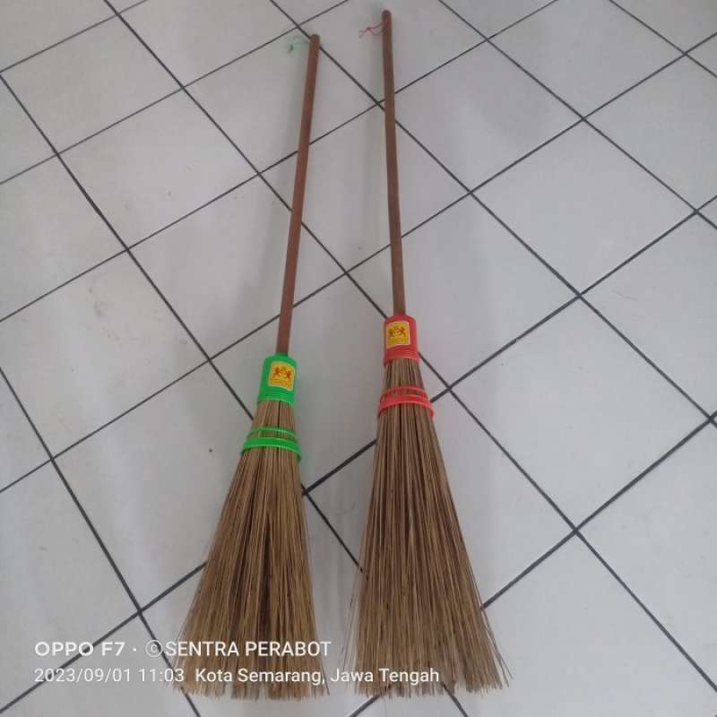 Jual Sapu Taman 2 Macan Asli Merah Besar Sapu Lidi Gagang Panjang ...