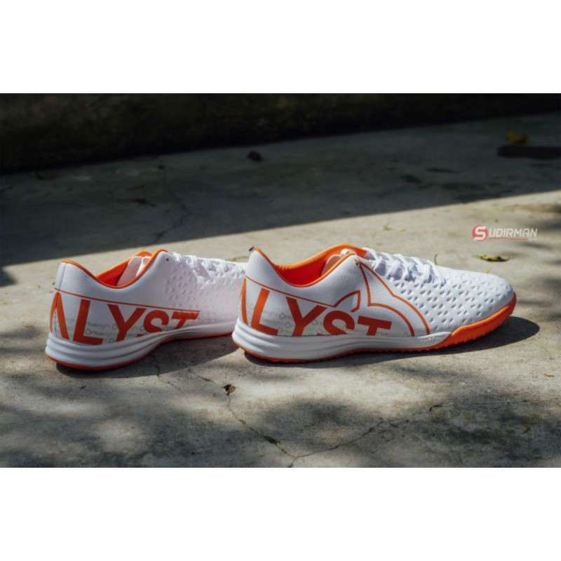 Jual Sepatu Futsal Ortuseight Catalyst Basilik In original - Putih di ...