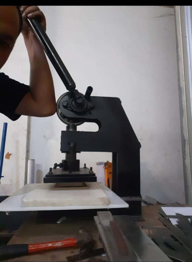 Jual Mesin Press Pond Cutting Pembolong Pencetak Plastik Kertas Kulit ...
