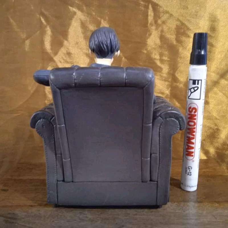 Jual static figure levi levy duduk sofa attack on titan tinggi sekitar ...