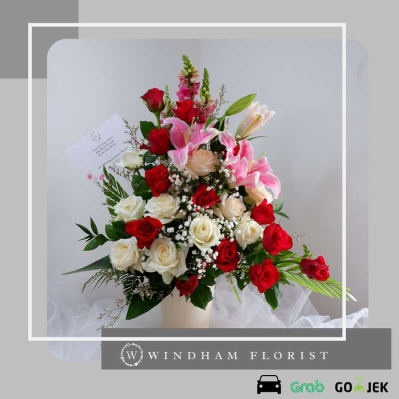 Promo Bunga vas Segitiga| Bunga Meja | Rangkaian Bunga Diskon 33% di ...