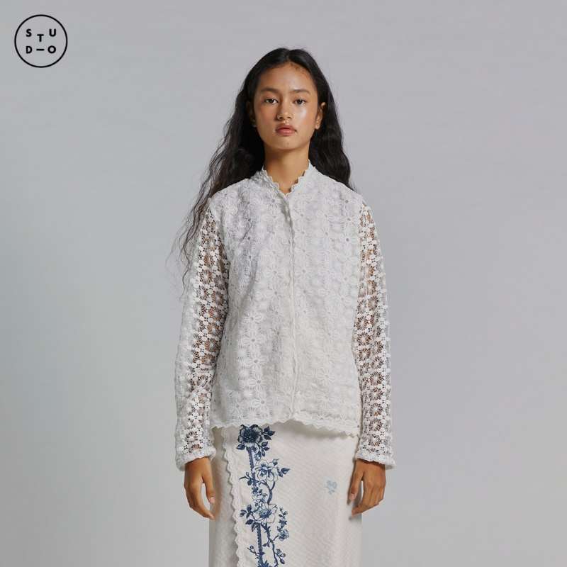 Promo Cottonink Studio - Atasan Kemeja Wanita Off-white Sanofi #studioraya Diskon 68% Di Seller ...