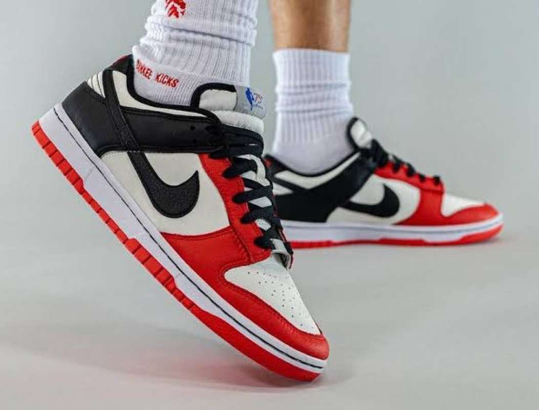 Jual Nike Dunk Low EMB Chicago Men - 42 di Seller Caka Kicks ...