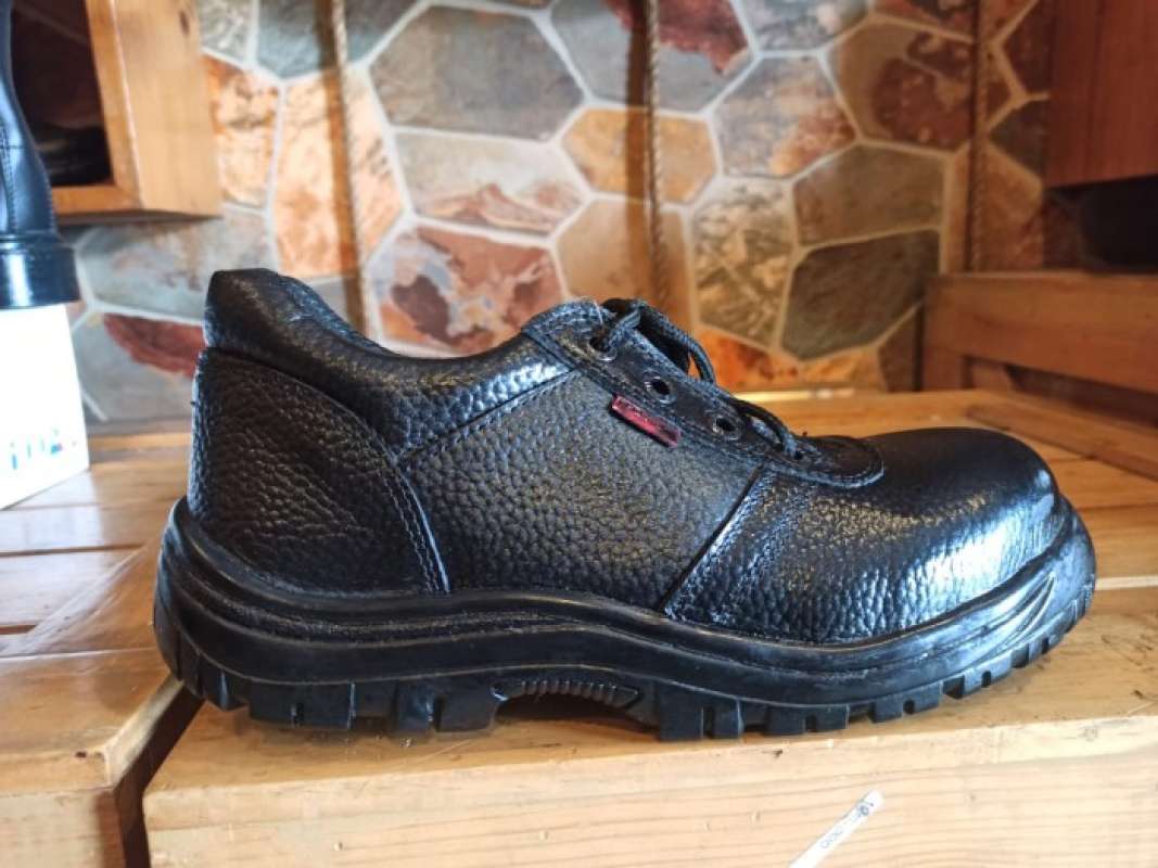 Promo Sepatu Safety Kulit Pendek Formal Handymen Nbr 301 - B Diskon 23% Di Seller Cv. Kenesi ...