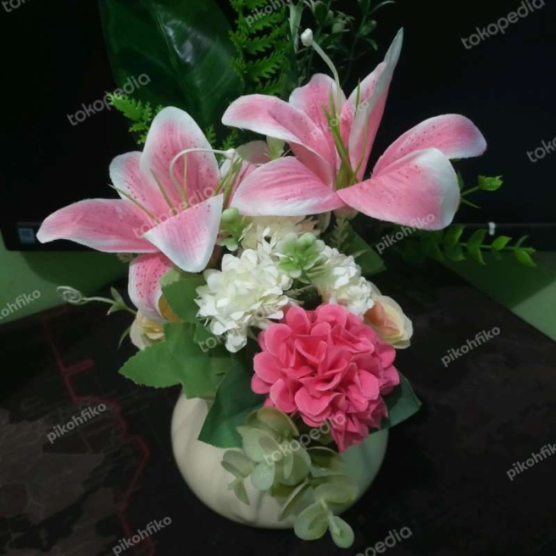 Promo Rangkaian Bunga Artificial Dengan Vas Keramik Diskon 50% Di ...