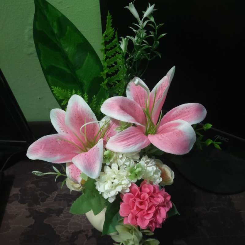 Promo Rangkaian Bunga Artificial Dengan Vas Keramik Diskon 50% Di ...