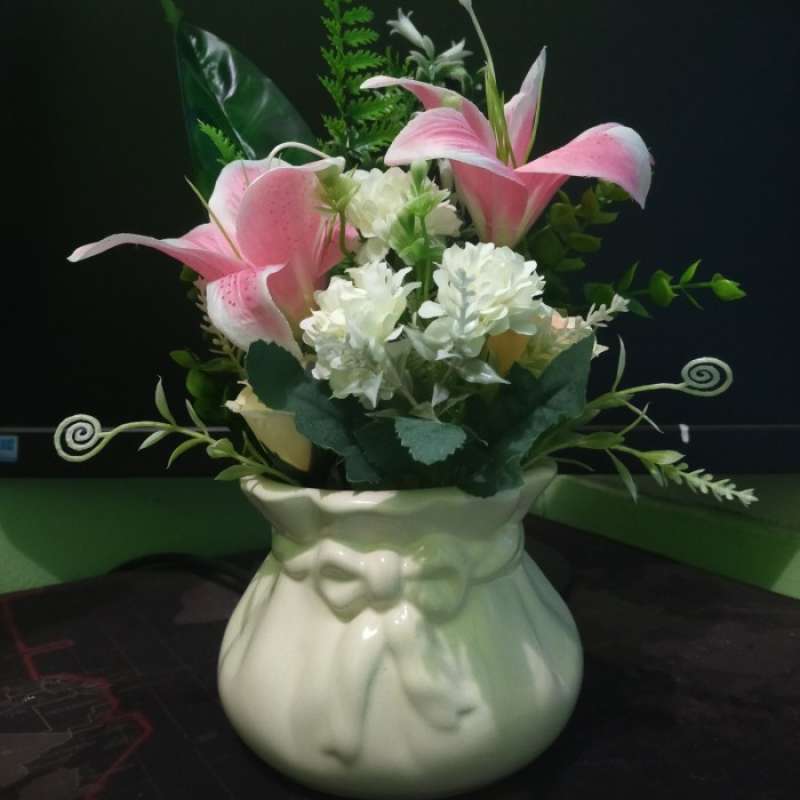 Promo Rangkaian Bunga Artificial Dengan Vas Keramik Diskon 50% Di ...