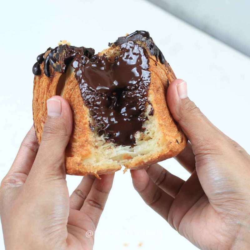 Jual Cromboloni Chocolate Viral - Croissant Bomboloni - Cromboloni ...