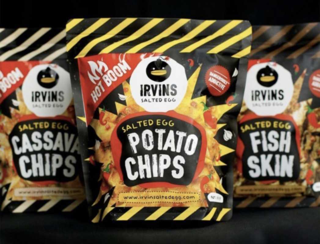Promo HOT BOMB Irvins Fish Skin Potato Chips Salted Egg Spicy Irvin ...