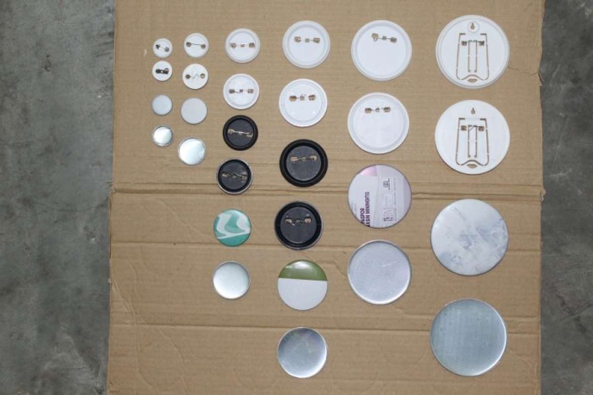 Jual Bahan Pin Peniti Hitam 44mm + Mika Di Seller Zati Shop ...